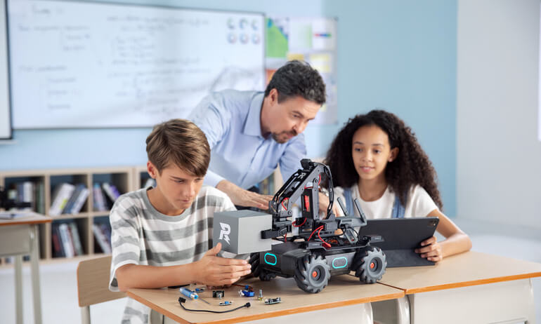 Das neue RoboMaster EP Core Bildungsrobotersystem fördert die ...