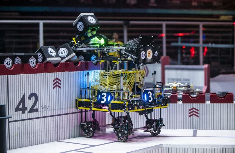 第十七届全国大学生机器人大赛 RoboMaster 2018 机甲大师总决赛当日在华润深圳湾体育中心“春茧”体育馆落幕。传统强队华南理工大学顺利卫冕。 - DJI 大疆创新